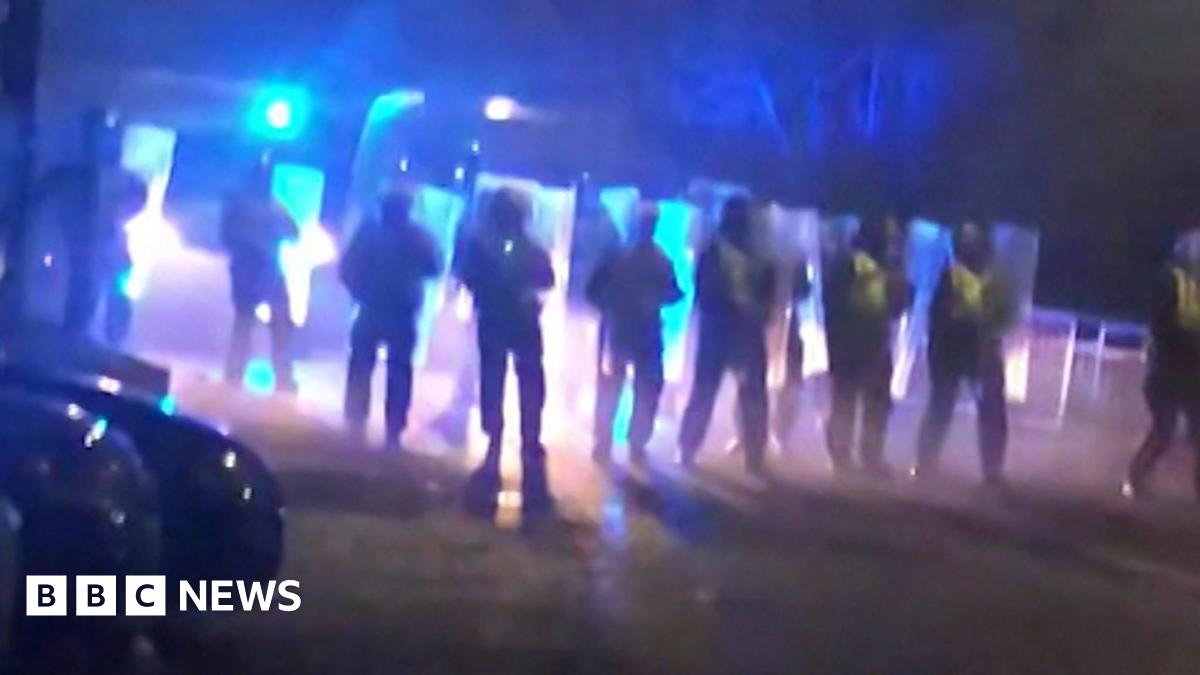 Riot police attacked by 'hostile' crowd in Auchinleck - BBC News