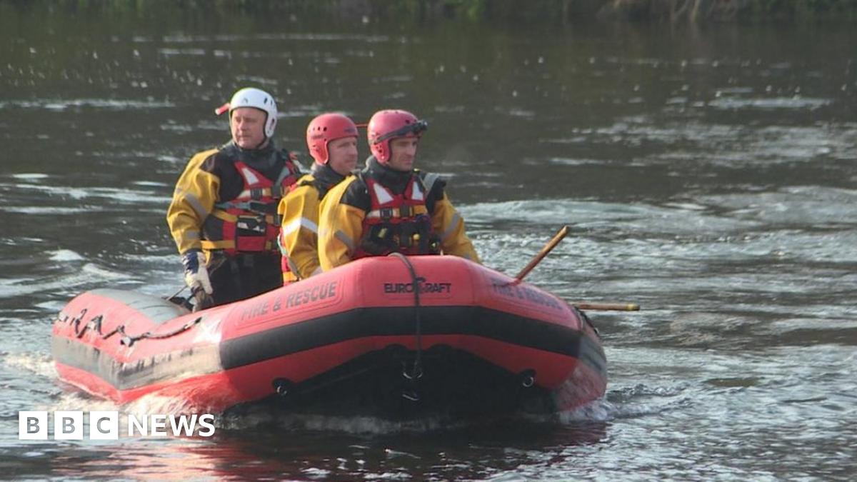 River Nith search for missing man Bryan Cowie continues - BBC News