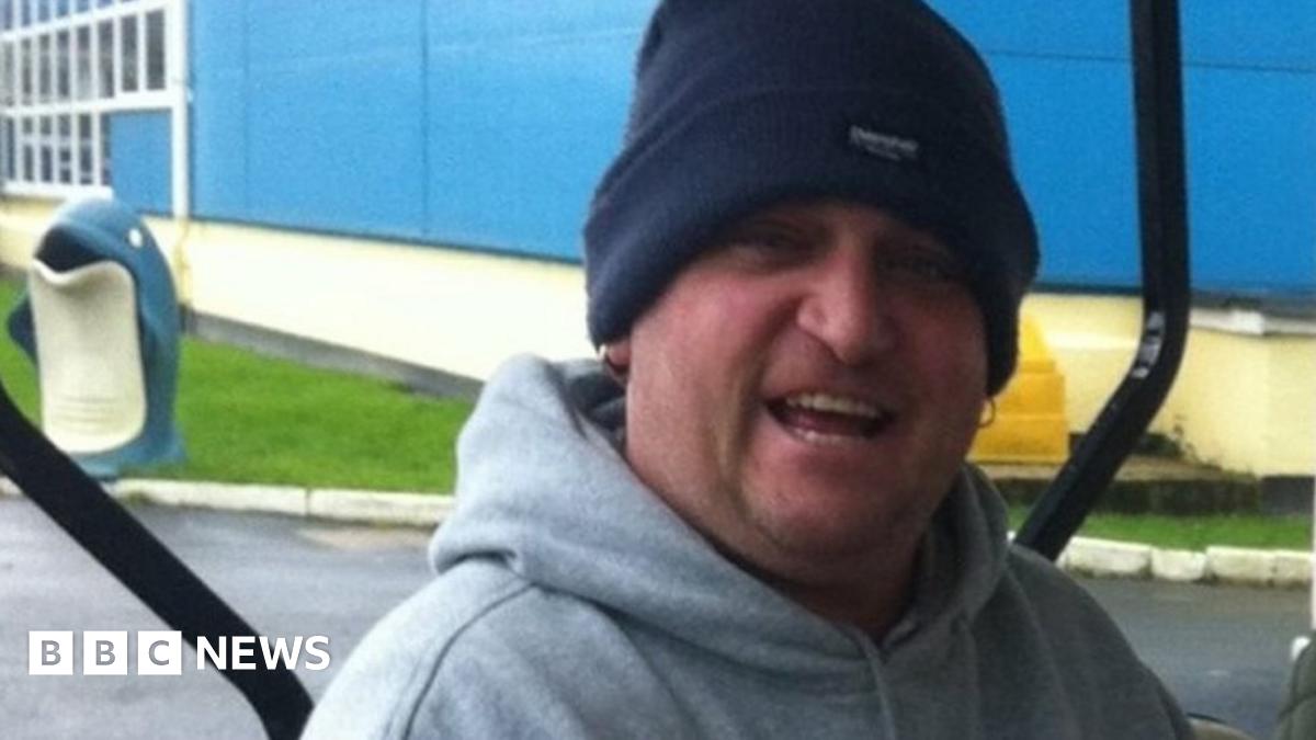 Pakefield Pontins holiday camp arrest man dies - BBC News