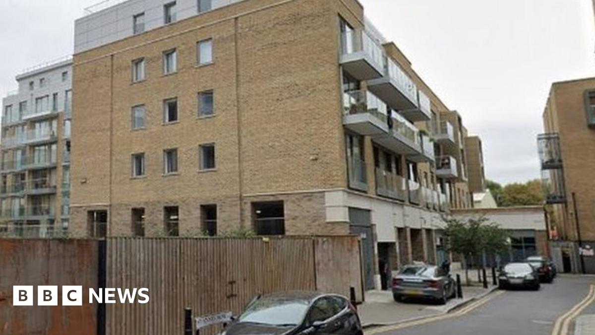 Murder arrest over Tower Hamlets stabbing - BBC News