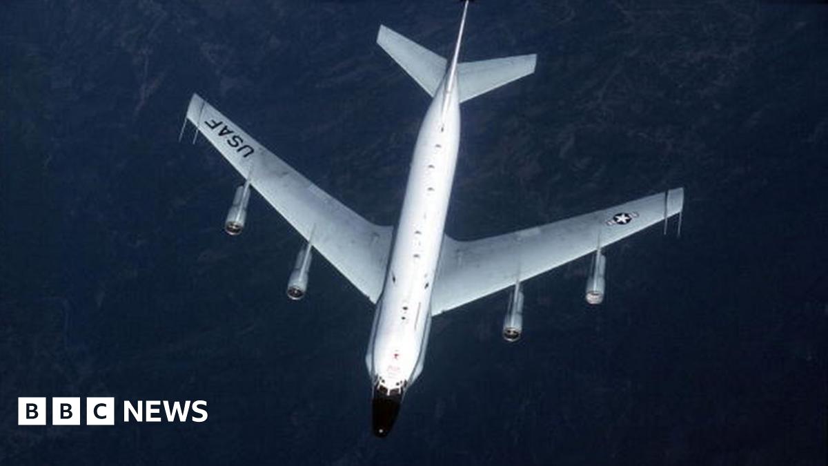 Russian jet 'flies 5ft from US spy plane' over Baltic Sea - BBC News