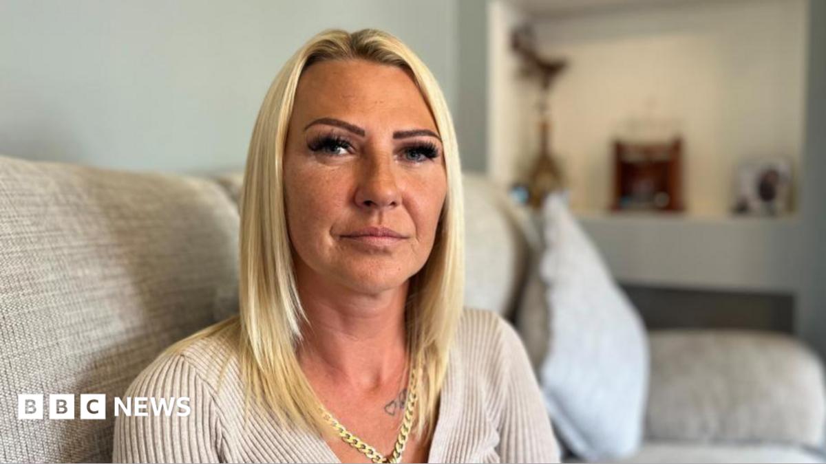 Wakefield family seek legal action after father's A&E death - BBC News
