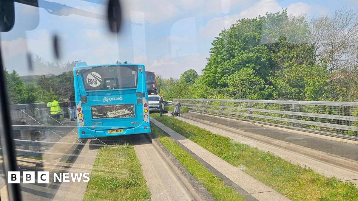 Man cut free after Luton-Dunstable Busway crash - BBC News