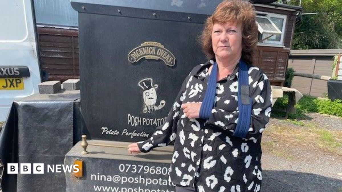 People rally to help Warwick potato seller after fall - BBC News