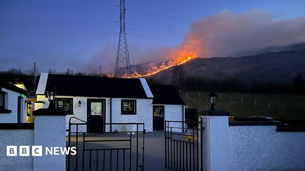 Barnesmore Gap: Fire crews extinguish fire in Donegal mountains - BBC News