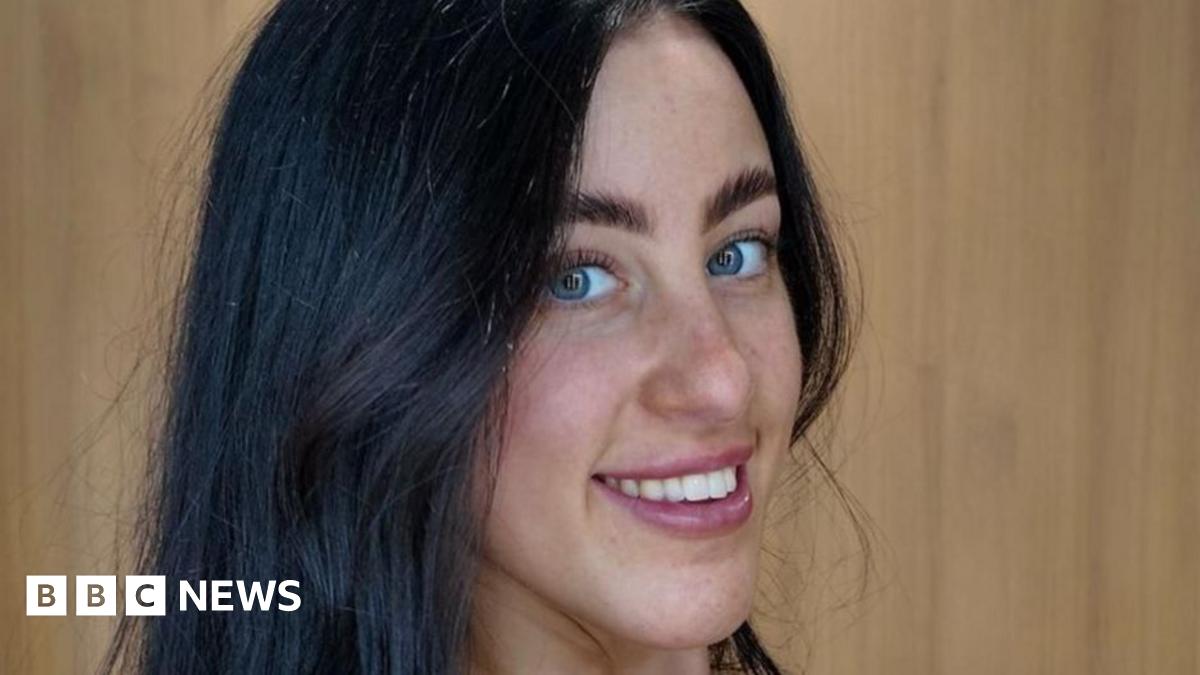 Anorexia: Woman who battled eating disorder is now fitness coach - BBC News