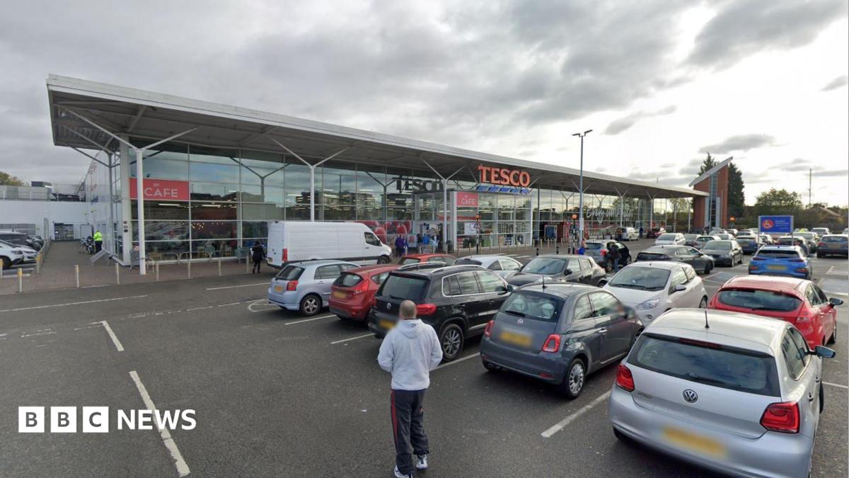 Leicestershire supermarket armed robberies prompt investigation - BBC News