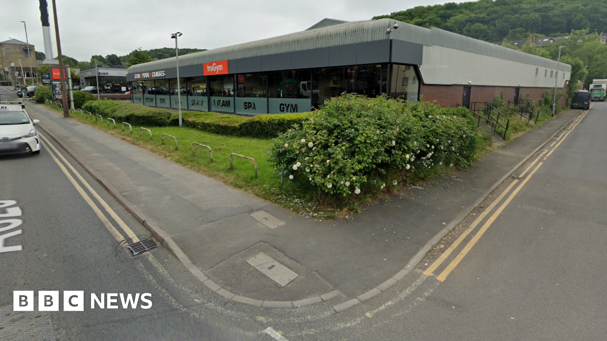 Pedestrian seriously injured in Huddersfield crash - BBC News