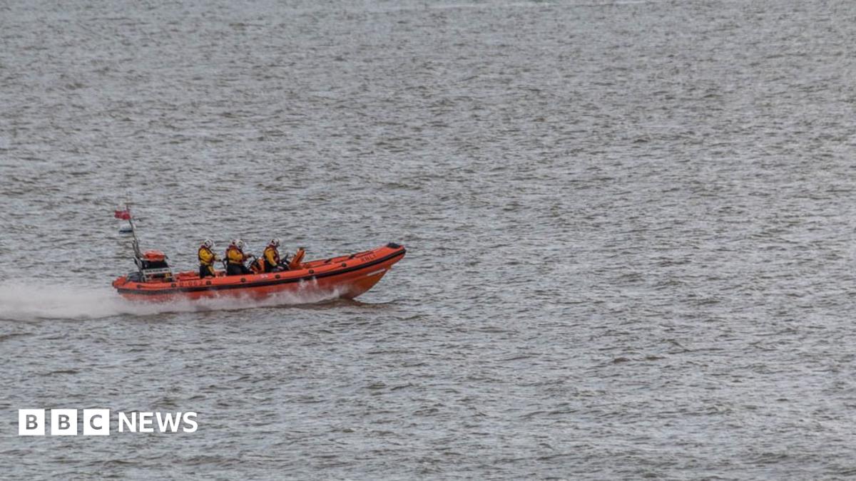 Clacton lifeboat rescues capsized sea kayakers - BBC News