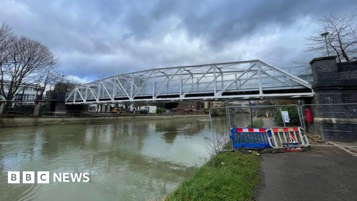 Christmas reopening for River Thames bridge shut for three years - BBC News