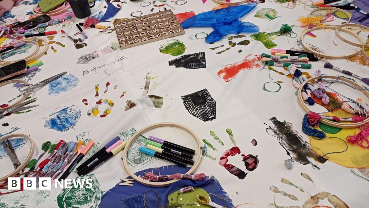 Harrogate art gallery to display female refugees' art project - BBC News
