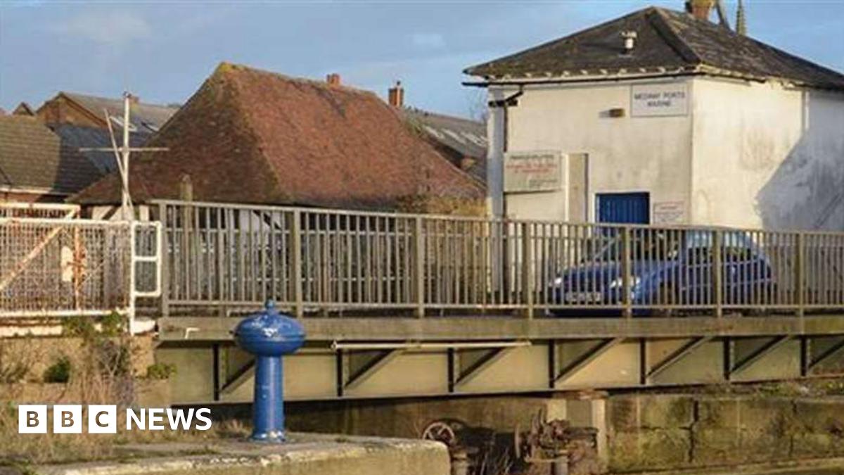 Faversham Town Council calls for government action over creek bridge - BBC News