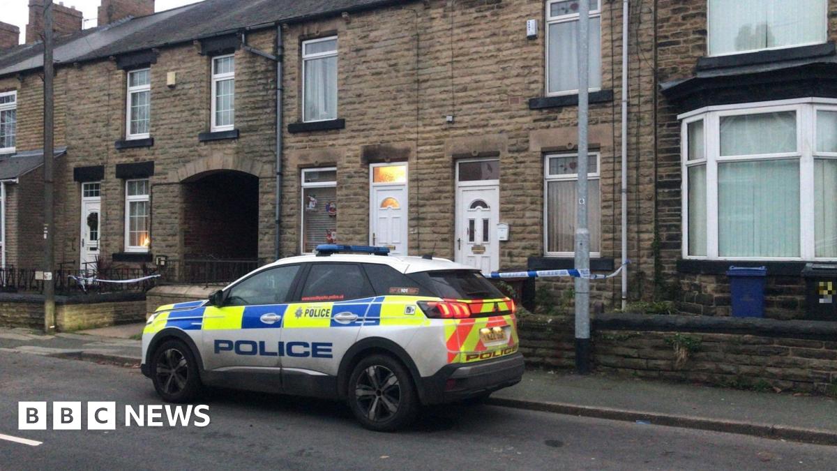 Barnsley murder inquiry: Man held over woman's death bailed - BBC News