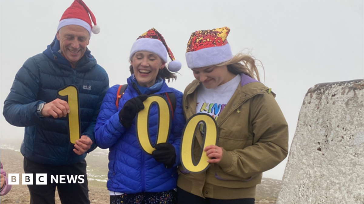 Laura Nuttall's family walks Pendle Hill 100 times in her memory - BBC News