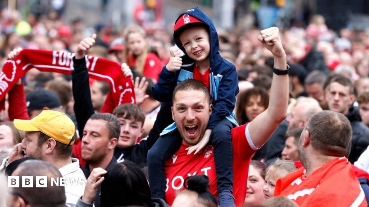Forest fans celebrate promotion in Nottingham city centre - BBC News