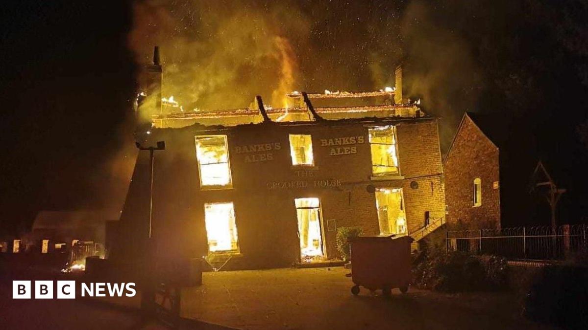 Calls to raise a glass to the Crooked House campaign in Himley - BBC News