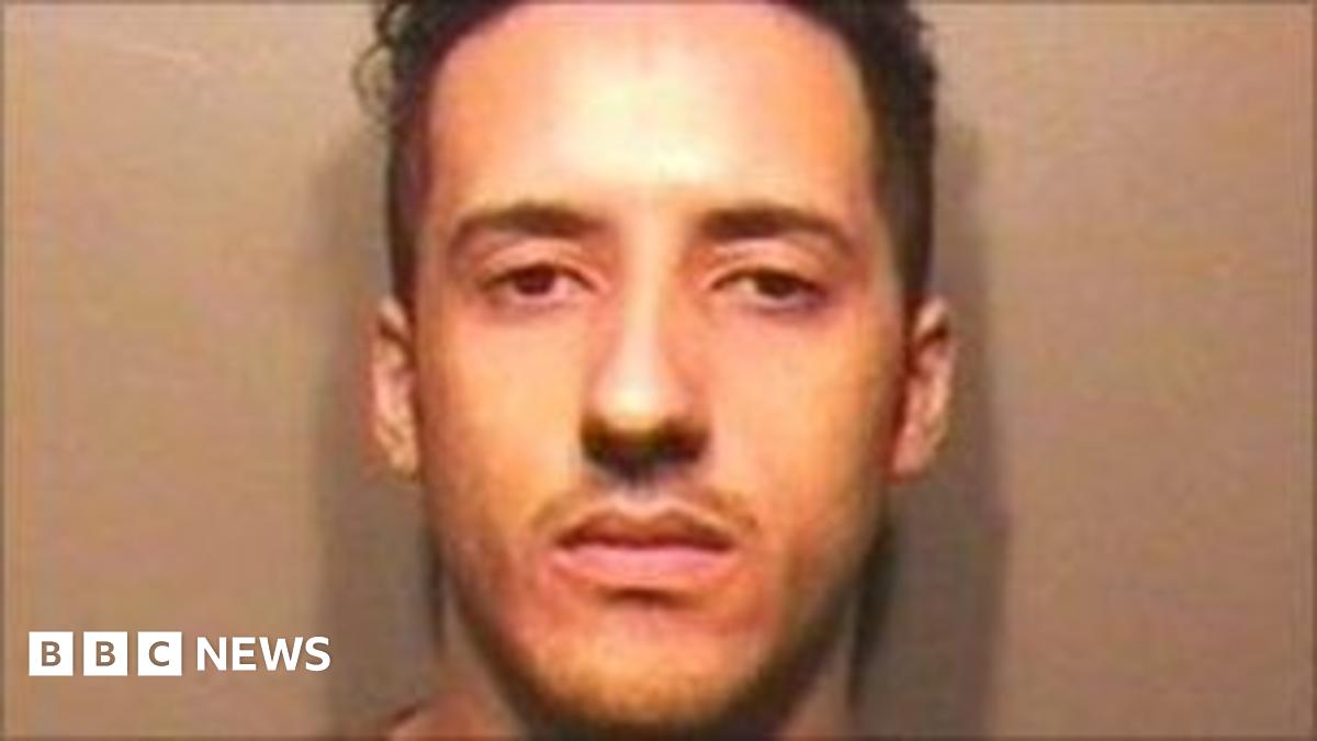 Luton killer Karl Oakley loses bid to move to open jail - BBC News