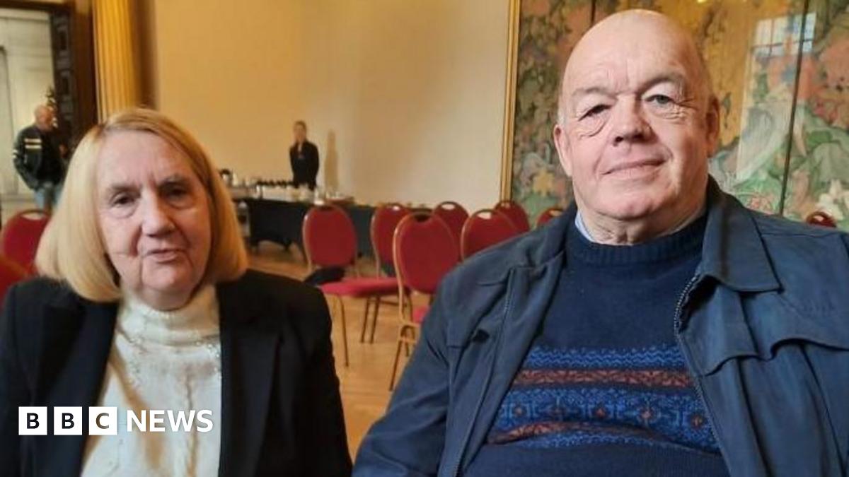 Swansea: Couple who fostered 1,000 children decide to retire - BBC News