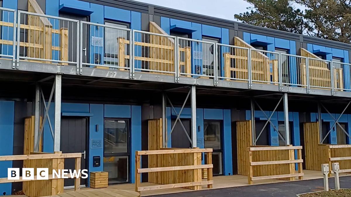 Cornwall Council to sell 37 modular units for homeless - BBC News
