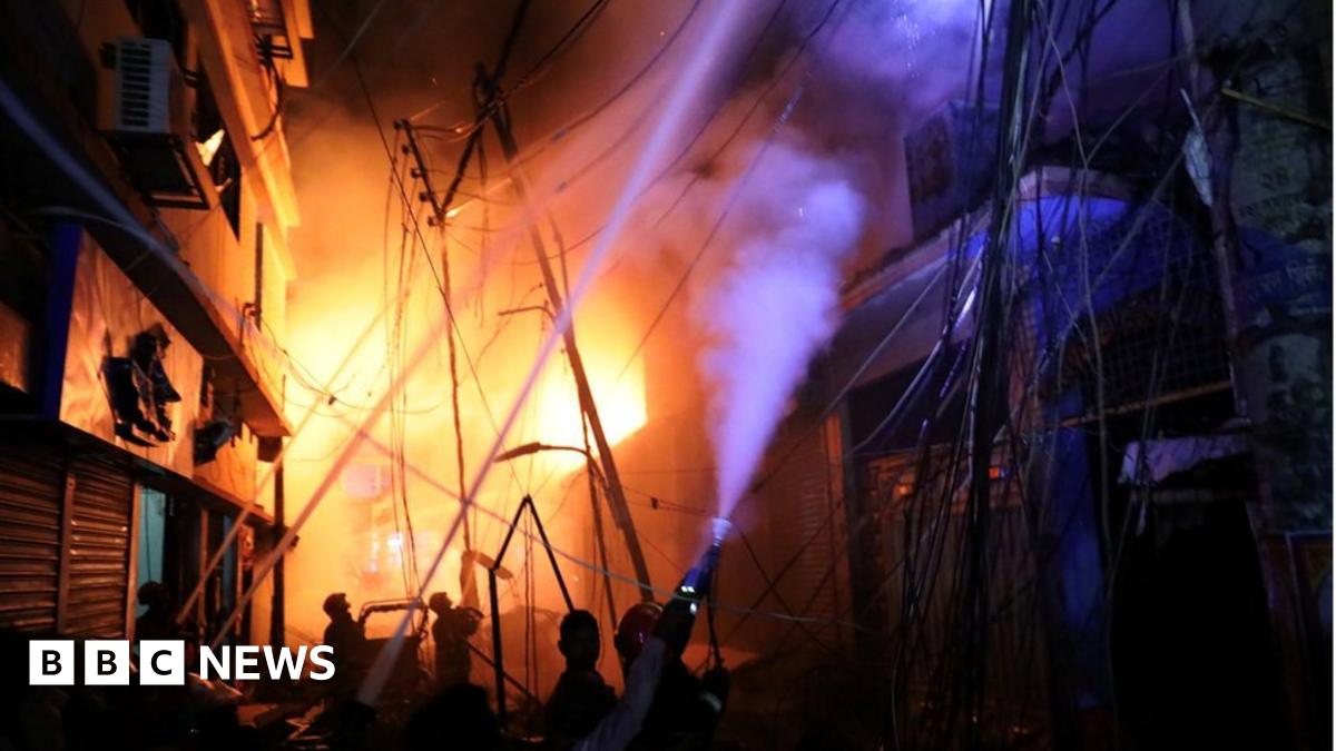 Bangladesh fire: Blaze kills dozens in Dhaka historic district - BBC News