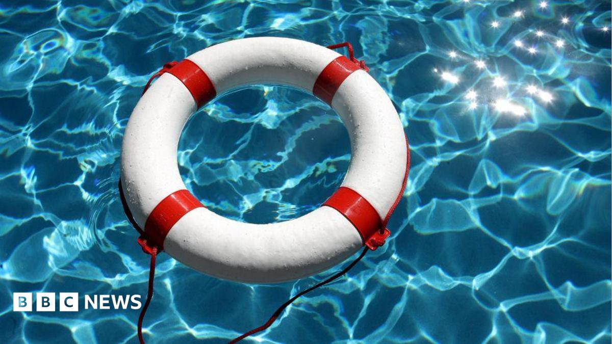 Worthing: Splashpoint pre-swim shower plea after health issues - BBC News
