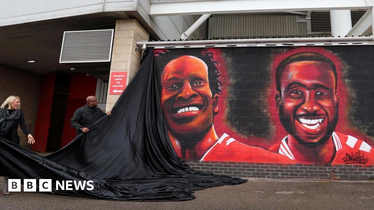 Middlesbrough FC Sol Bamba and Ugo Ehiogu mural unveiled - BBC News