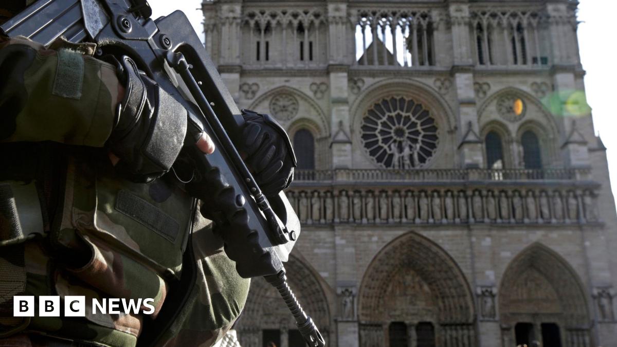Paris arrests: Four held amid France attack plot fears - BBC News