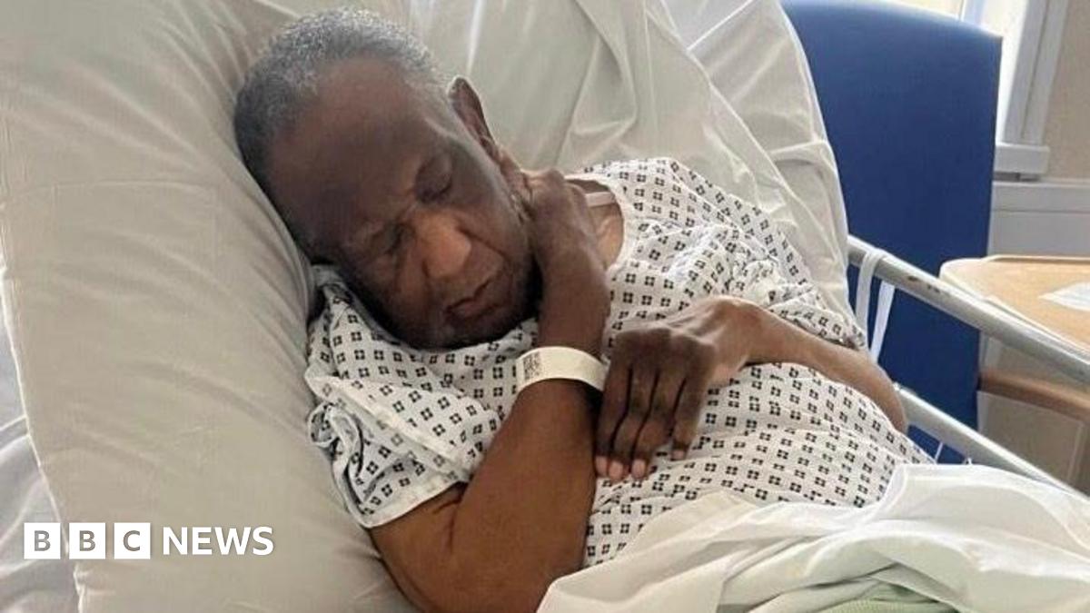 Man, 75, with dementia left in 'unsafe' Slough bungalow - BBC News