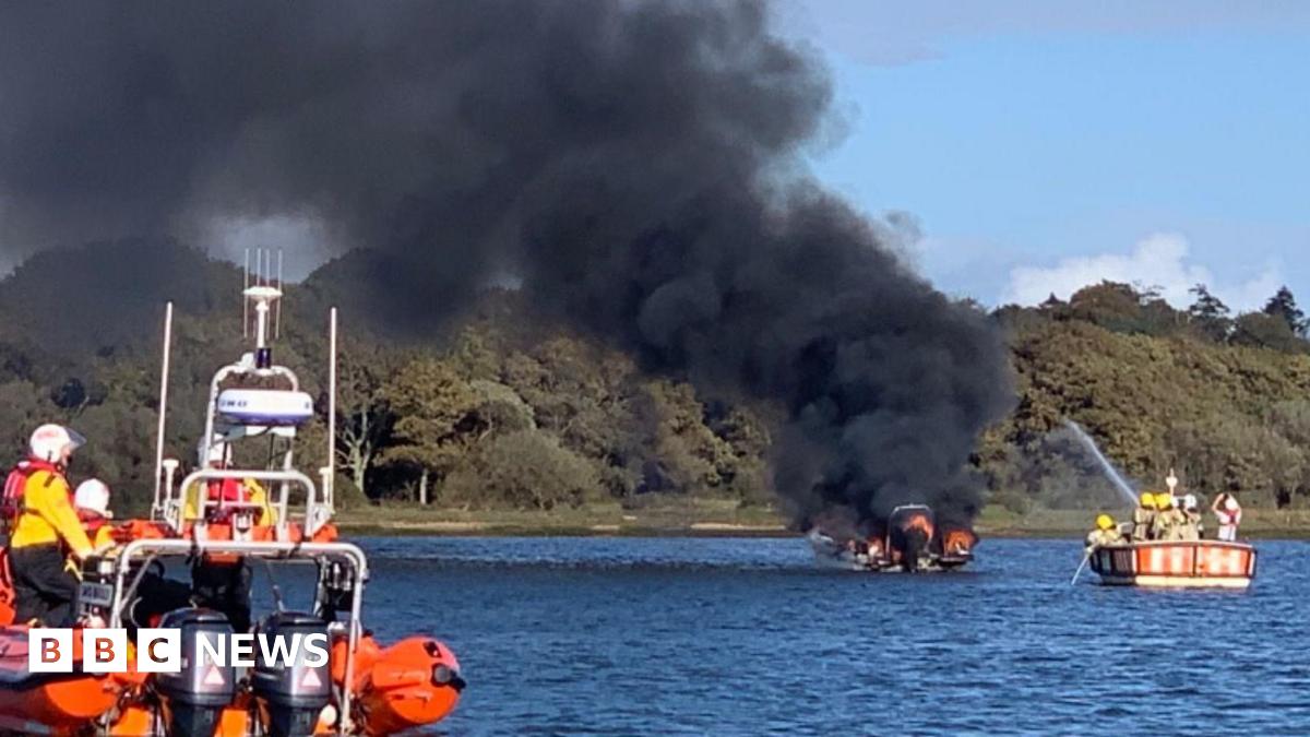 Lymington: Two rescued from boat destroyed by fire - BBC News