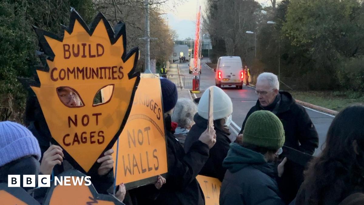 Campaigners protest against Campsfield House arrivals - BBC News