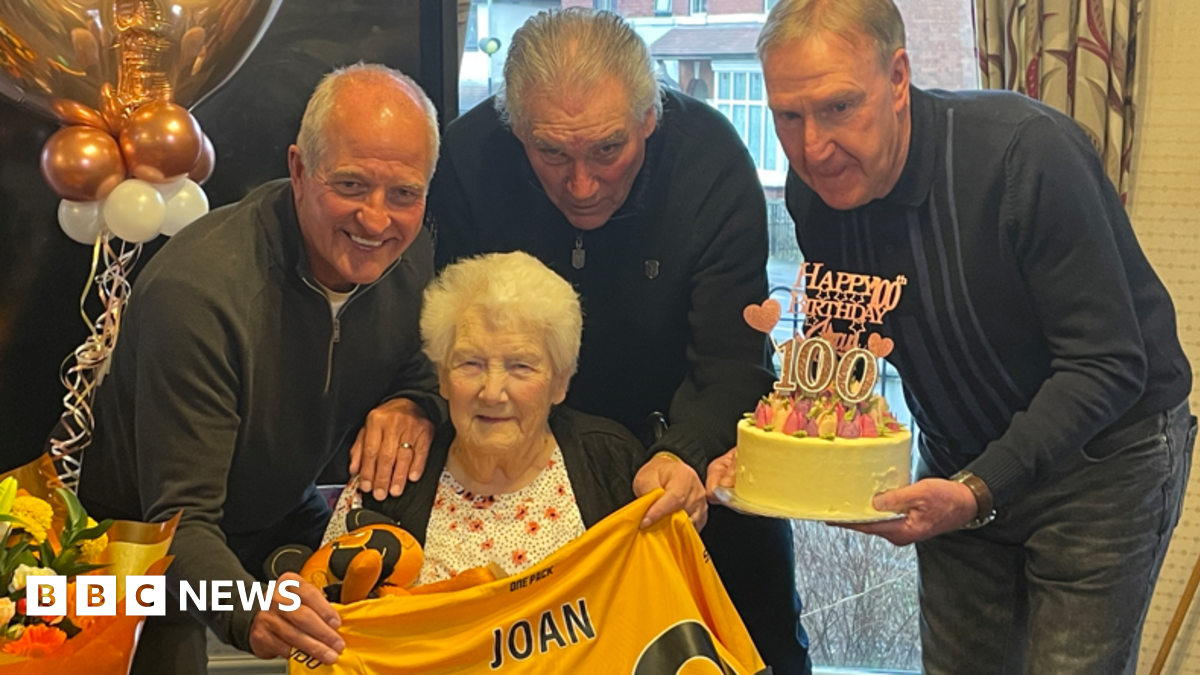 Three ex-Wolves players in 100th birthday surprise - BBC News