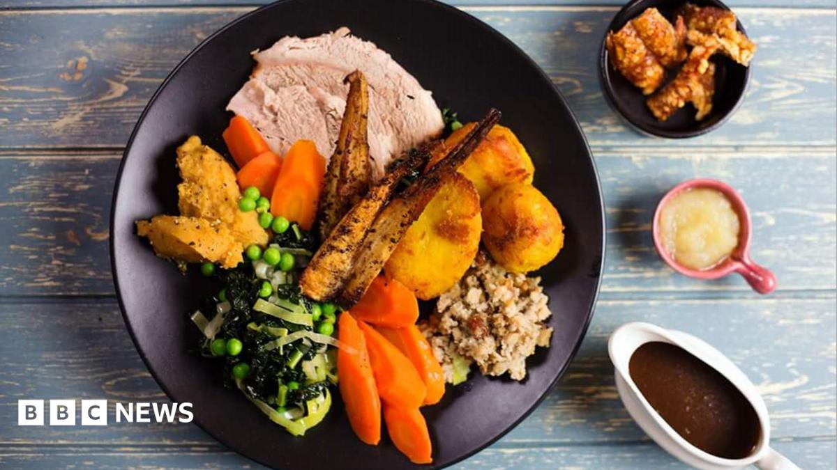 Southampton Sunday Lunch Project wins King's award - BBC News