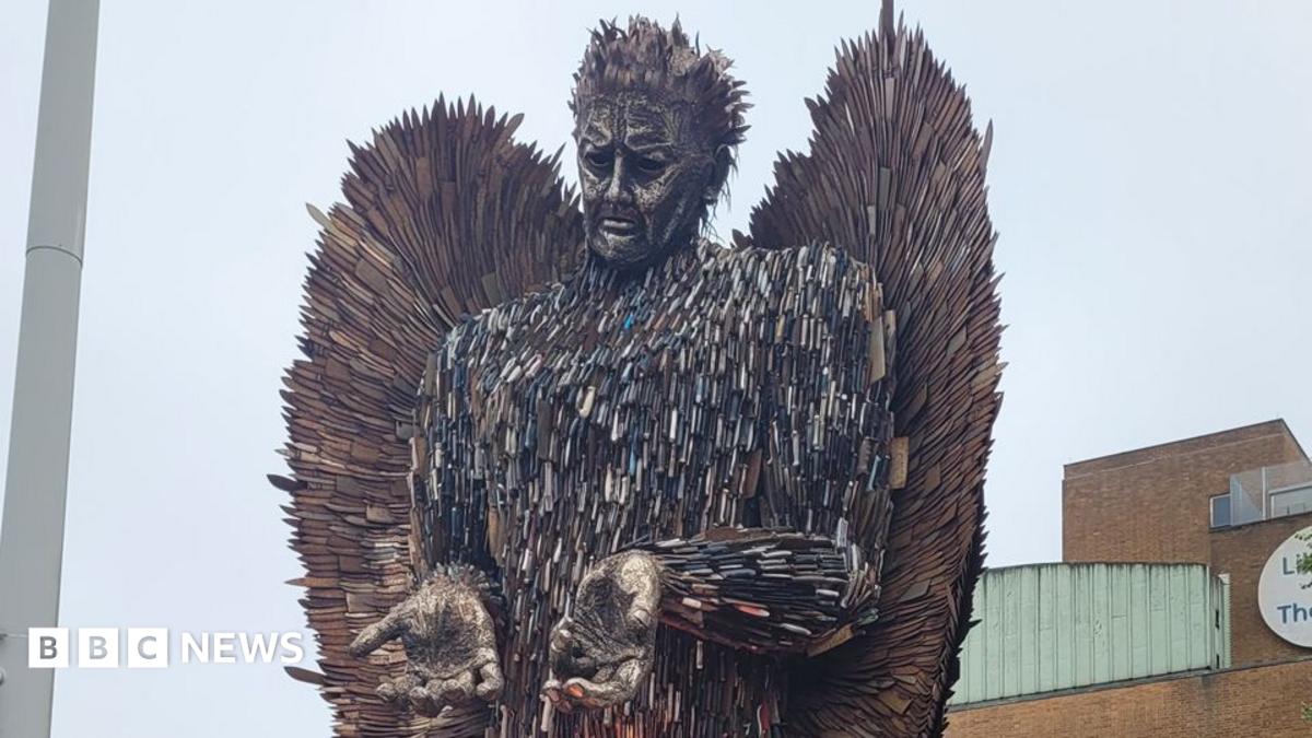 Knife Angel memorial to young victims arrives in Luton - BBC News