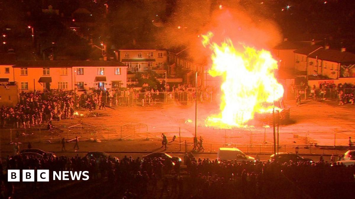 Derry: Condemnation of poppies and flags on Bogside bonfire - BBC News