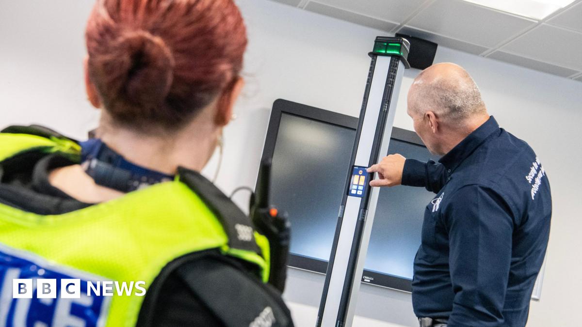 High-tech detectors launched to tackle knife crime - BBC News