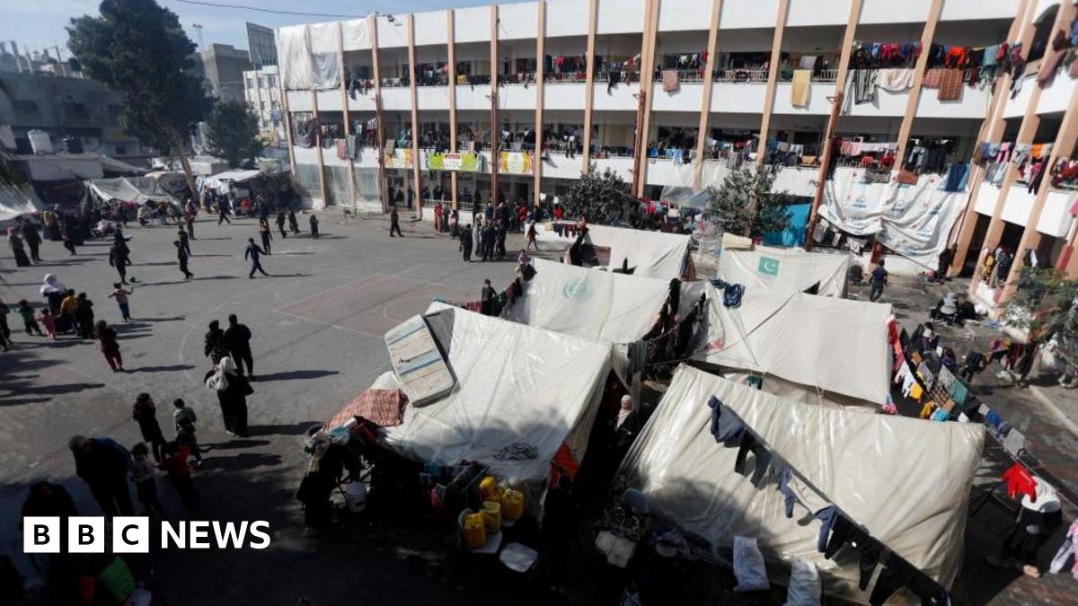 No room in shelters as thousands flee to Gaza border city - BBC News