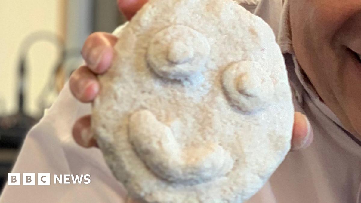 Smiley meat face found in Aldi sausages - BBC News