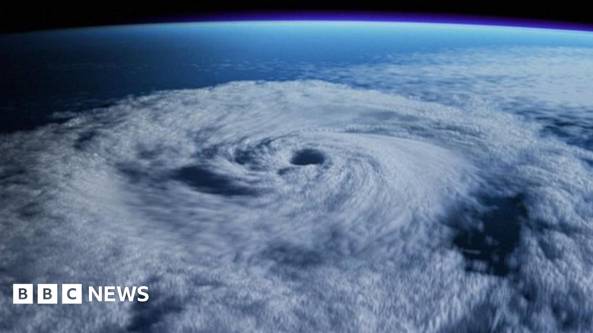 Met Office boss Rob Varley stands down - BBC News