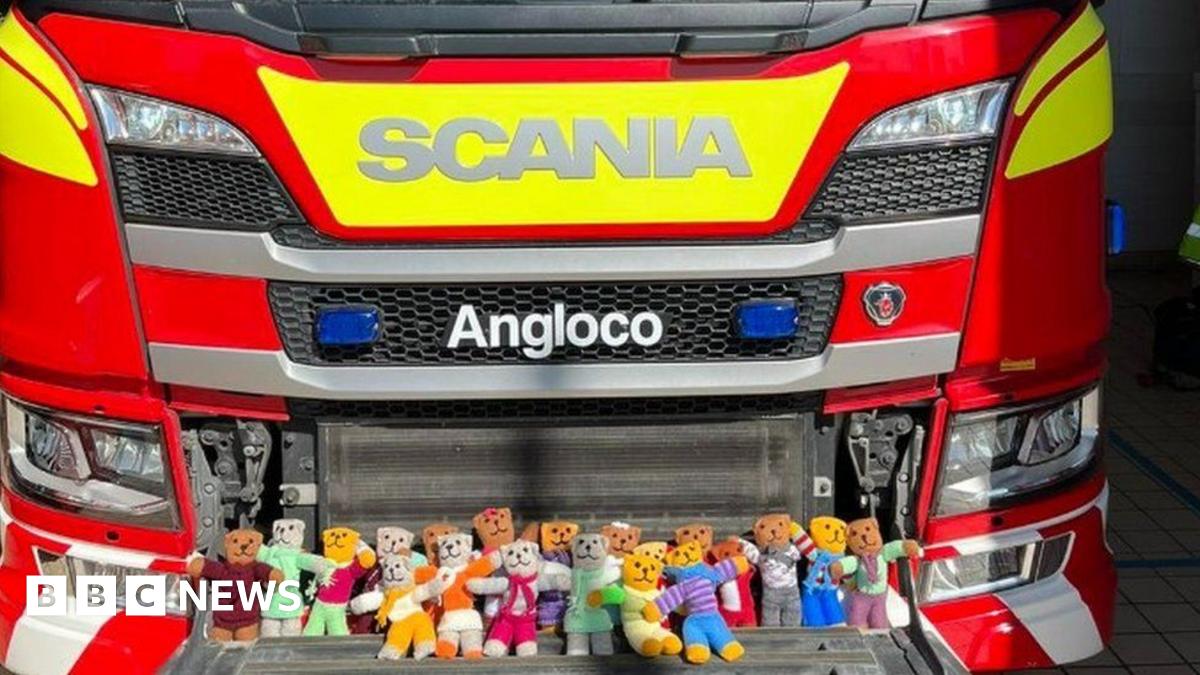 Fire service appeals for knitters to create trauma teddies - BBC News
