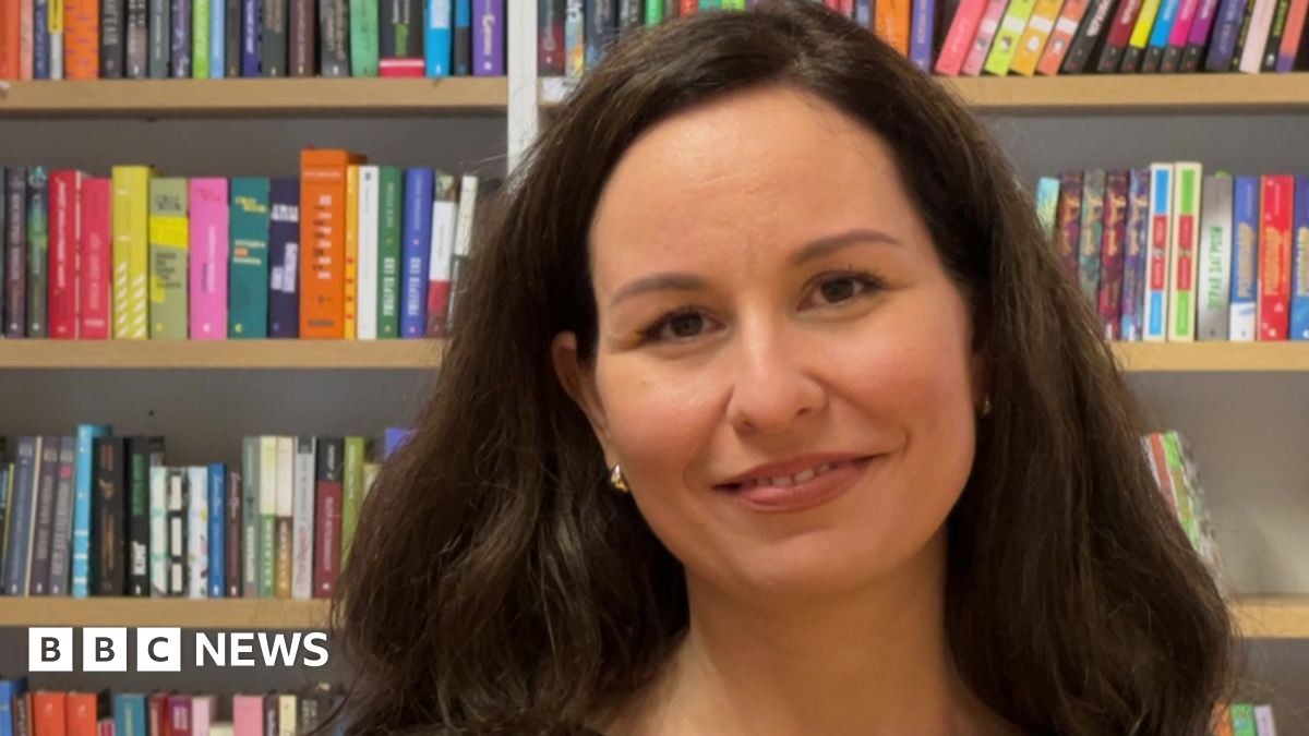 Ukrainian library in Reading praises comfort of books - BBC News