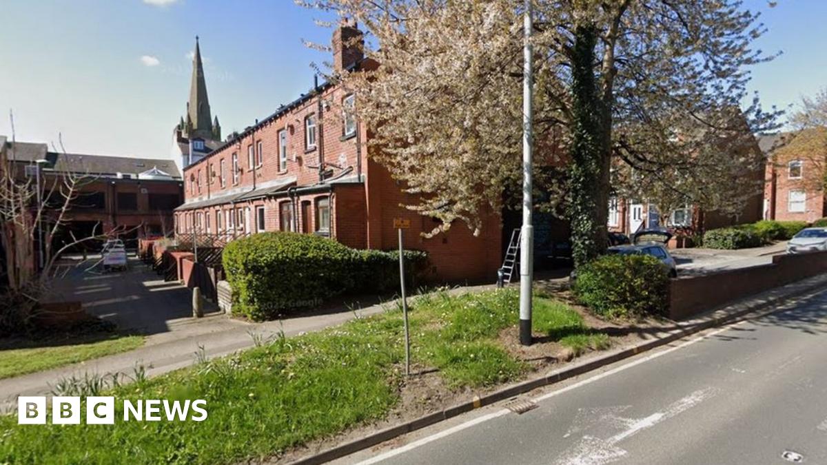 Leeds: Boy, 16, held over stabbing on night of violence - BBC News