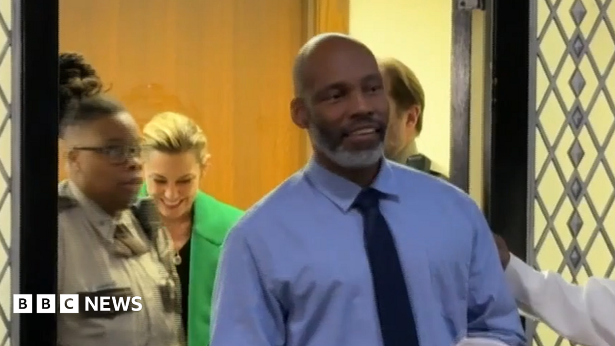 Lamar Johnson freed 28 years after wrongful murder conviction - BBC News