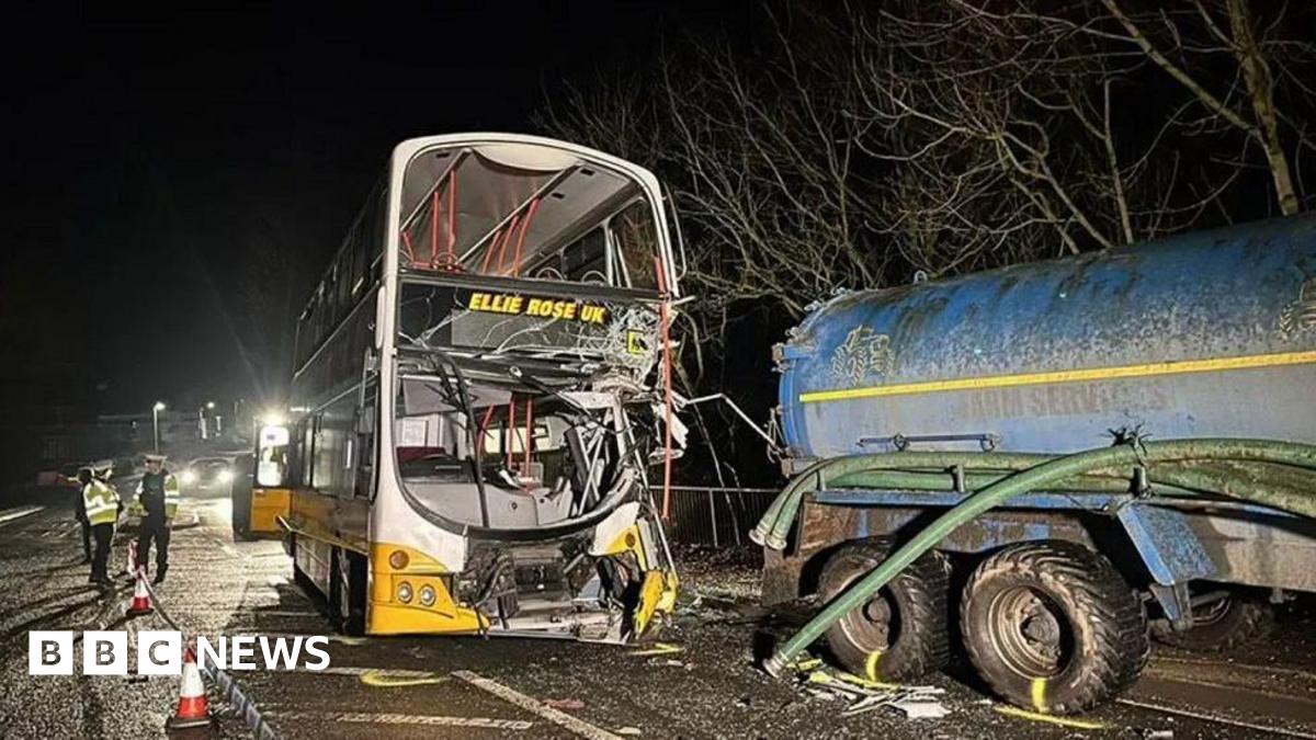Mother's panic as daughter calls after East Yorkshire bus crash - BBC News