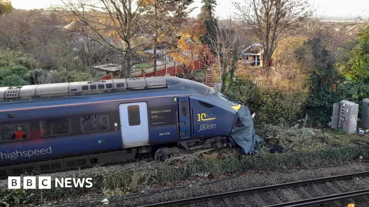 Kent: High speed train derails at Ramsgate railway depot - BBC News