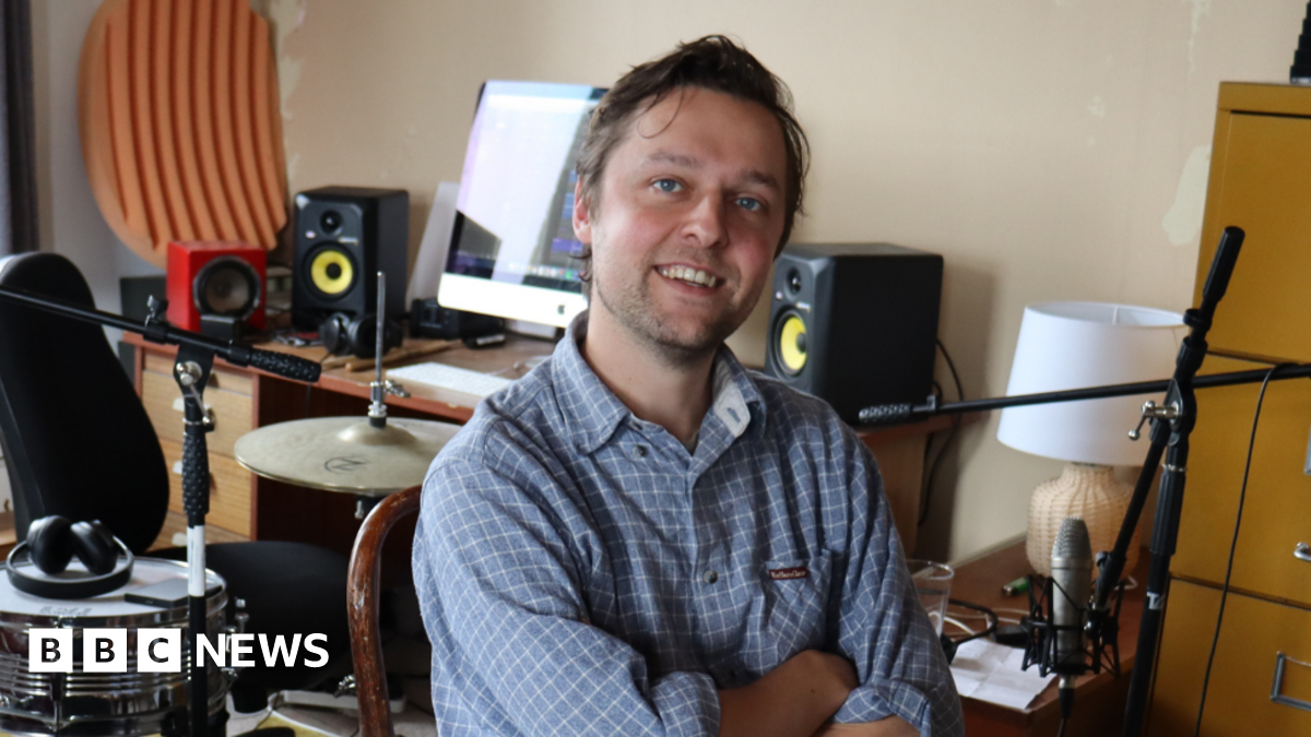 Vault artists breathe new life into former Shankill Mission Hall - BBC News