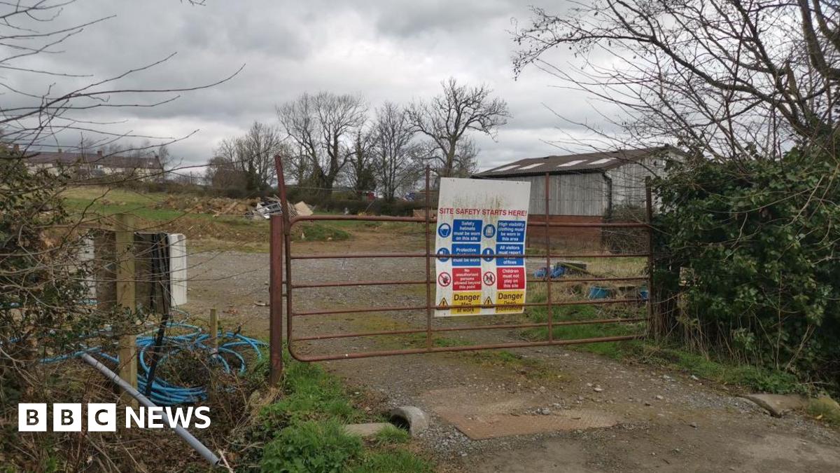 Finghall housing development plan prompts road safety fears - BBC News