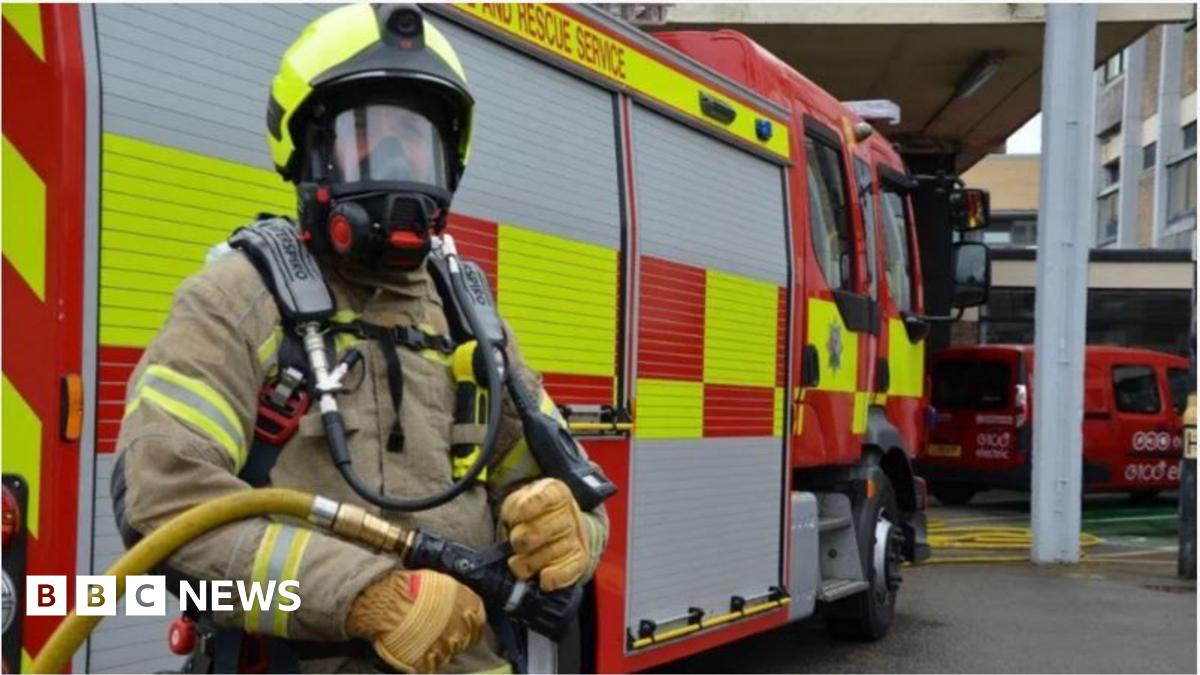 West Sussex: Call for new firefighting recruits in the county - BBC News