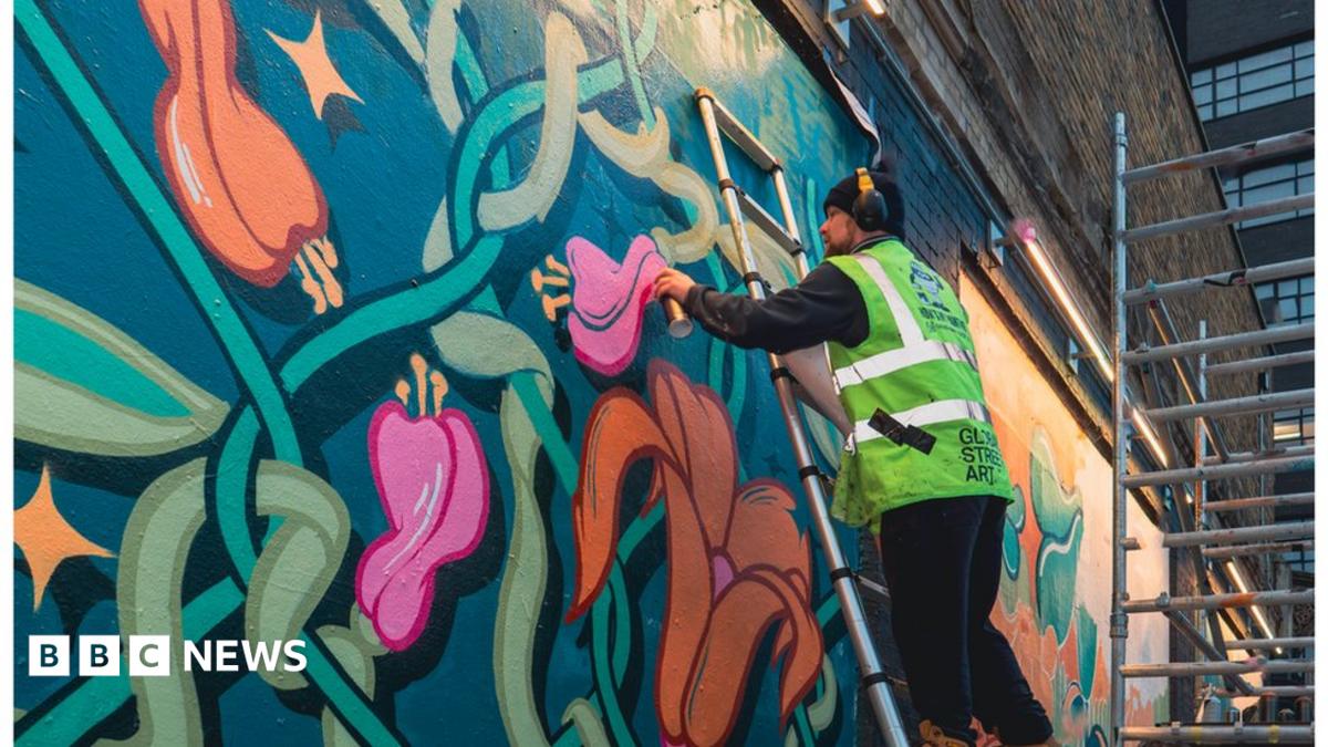 Shoreditch: Mural encourages people to reach out for help - BBC News