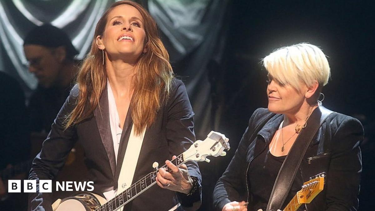 US country band Dixie Chicks drop the Dixie from their name - BBC News