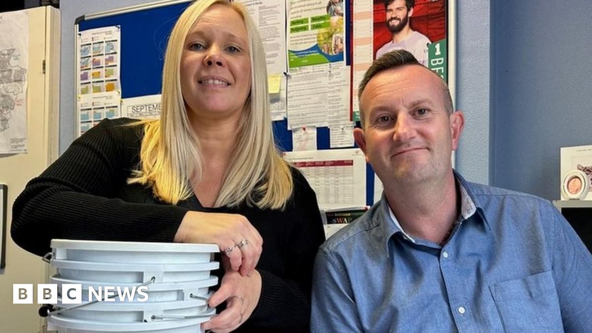 Derby food bank thanks contributors after 'record year' - BBC News